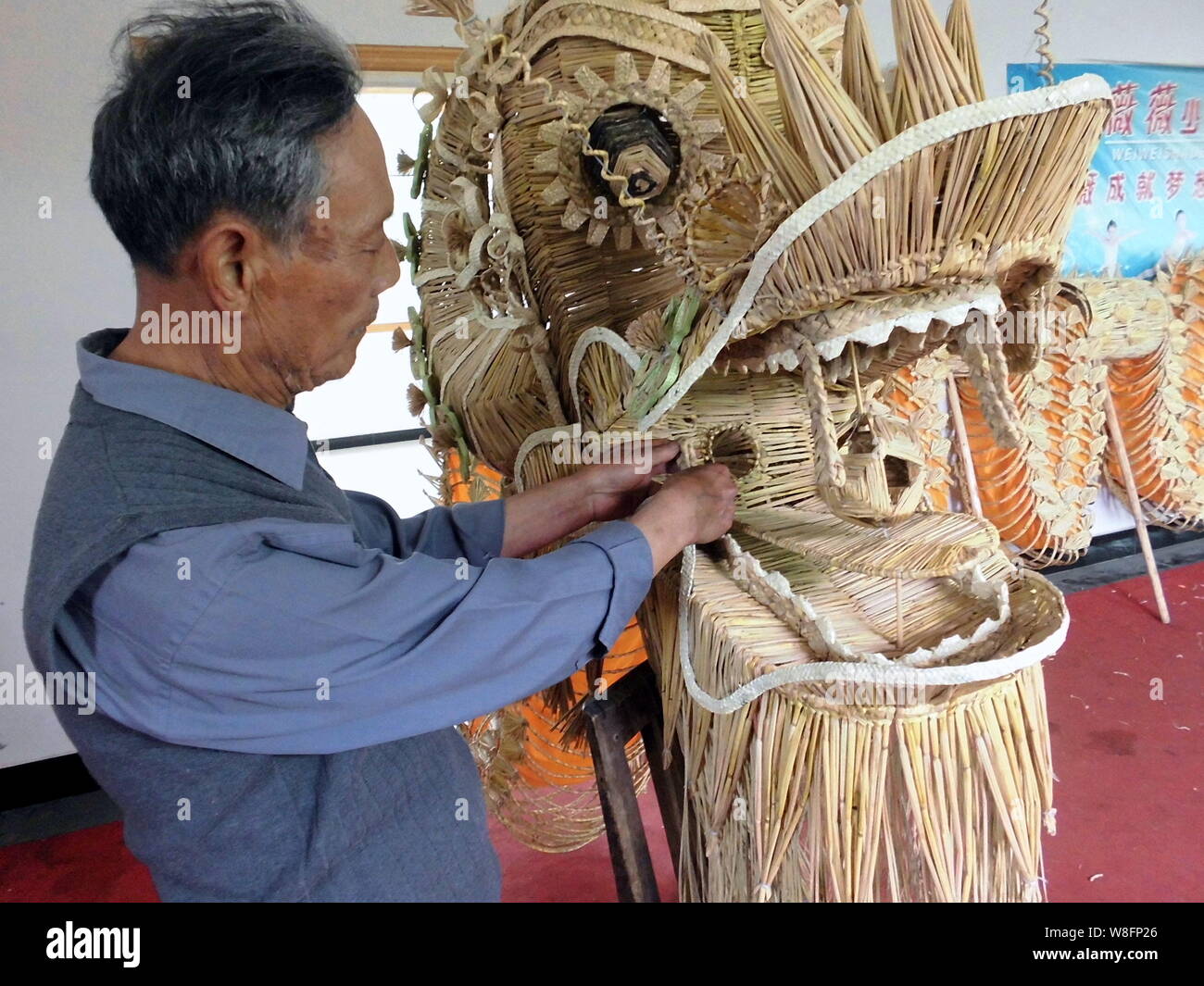 Chinese straw weaving hi-res stock photography and images - Alamy