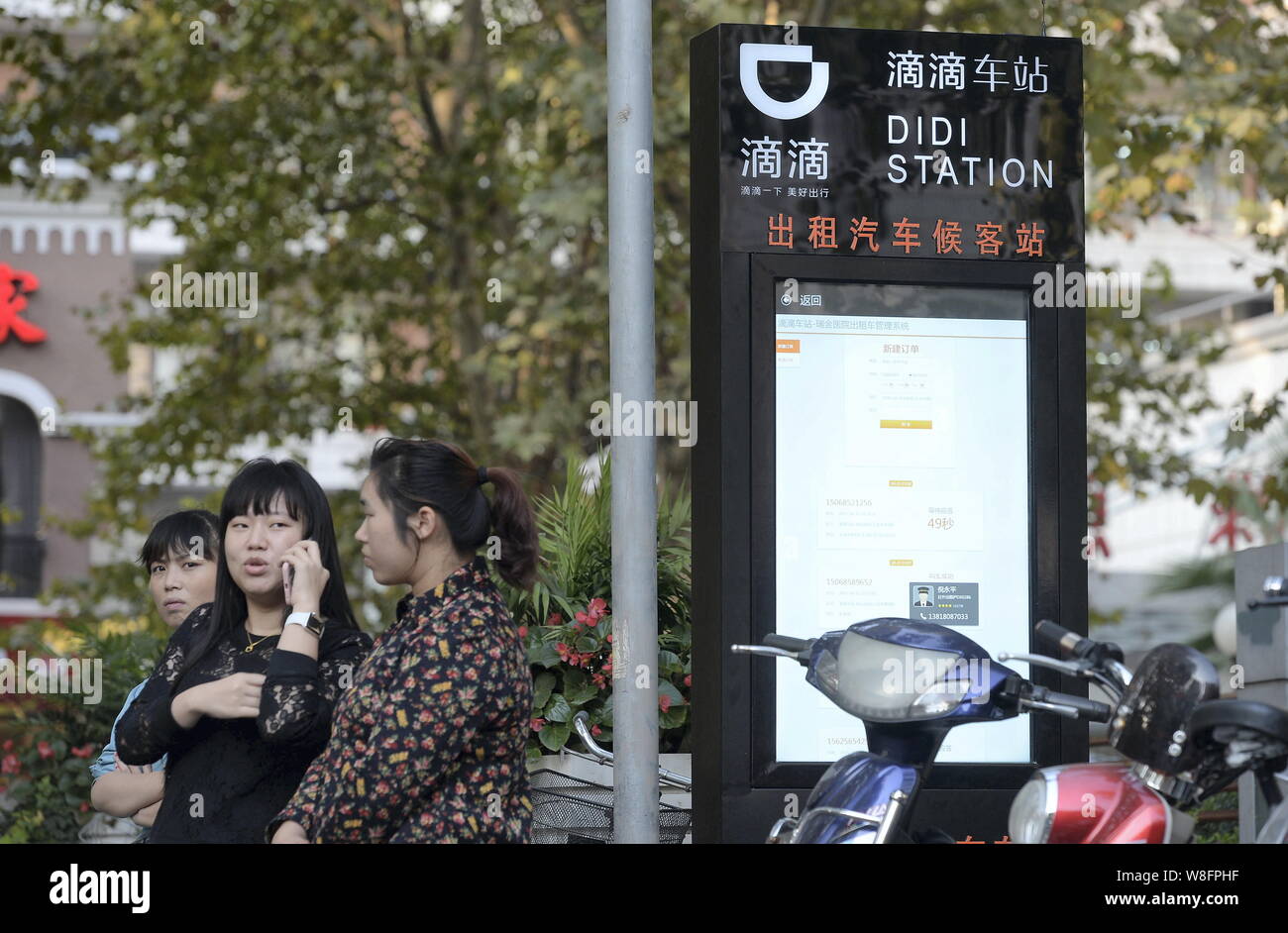 --FILE--Chinese passengers wait for taxis at a taxi station of taxi ...