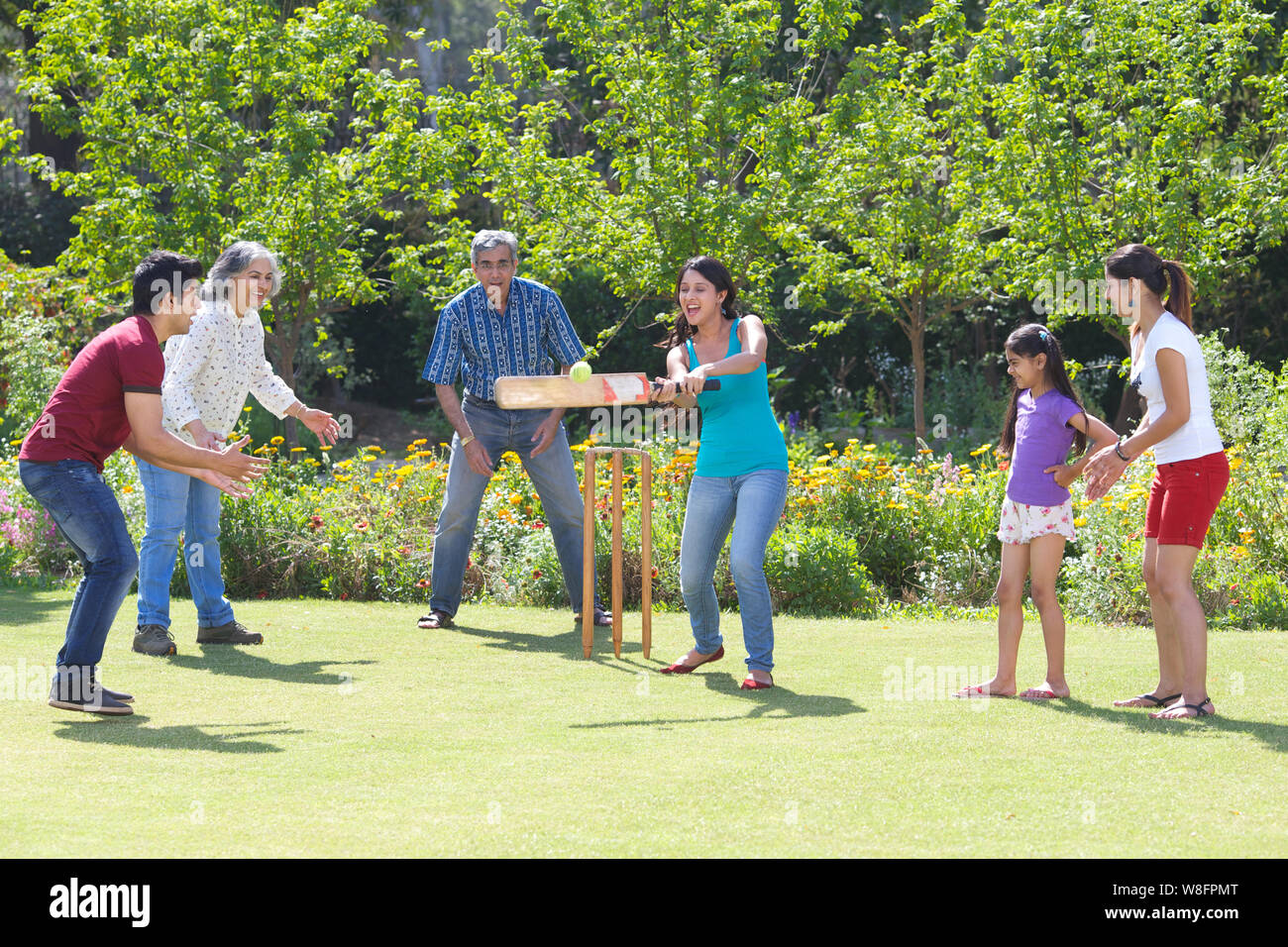 Girls playing cricket hi-res stock photography and images - Alamy