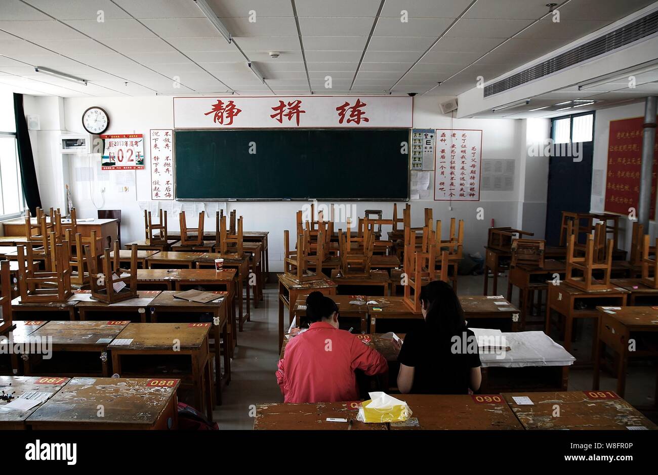 --FILE--Chinese students study in a classroom before the upcoming ...