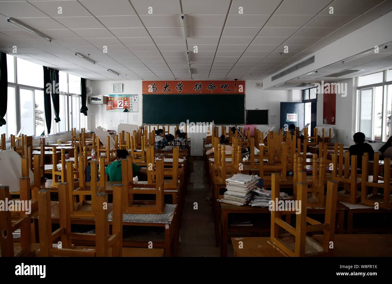 --FILE--Chinese students study in a classroom before the upcoming ...