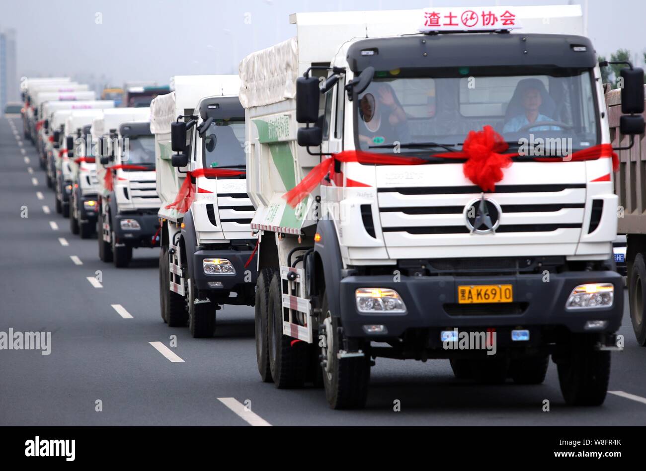 Truck convoy hi-res stock photography and images - Alamy