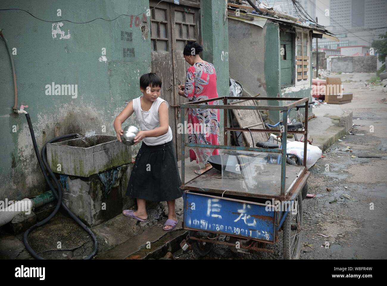 Child rich house hi-res stock photography and images - Alamy
