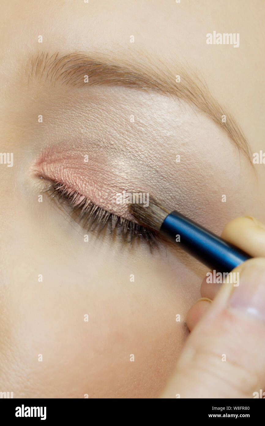 Coloured eyeshadow hi-res stock photography and images - Alamy