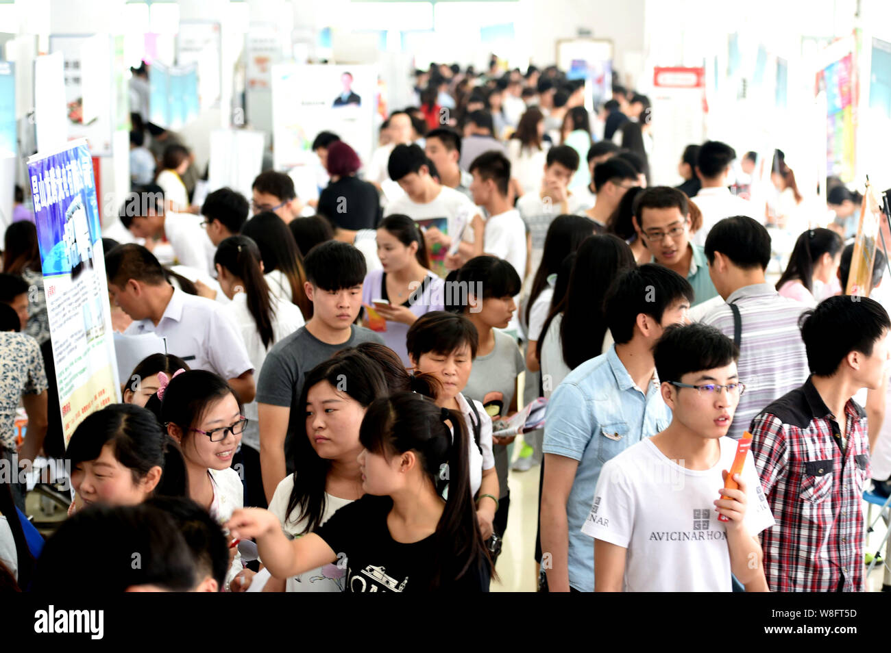 --FILE--Chinese graduates crowd stalls at a job fair in Bozhou city ...
