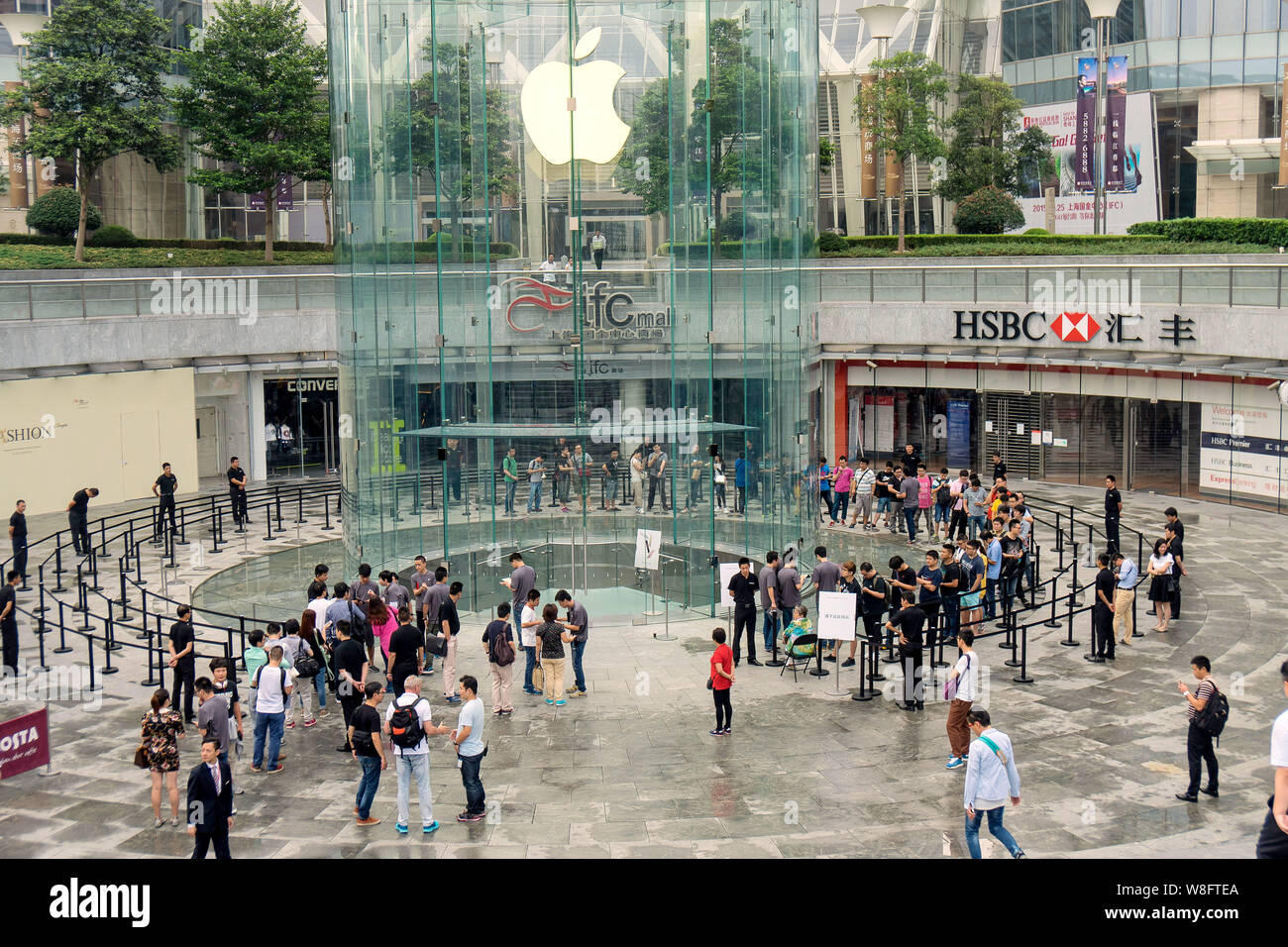Apple store china shanghai pudong hi-res stock photography and images ...