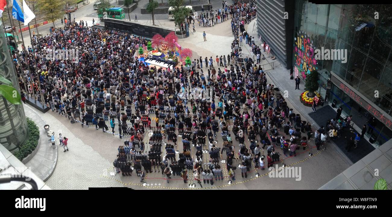 Crowd in line outside hi-res stock photography and images - Alamy