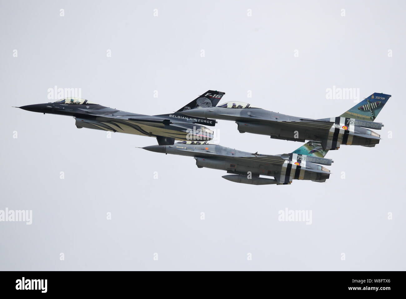 Three f 16 fighting falcon planes hi-res stock photography and images ...