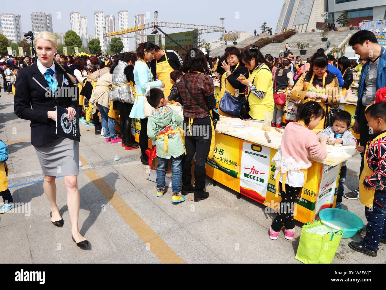 An official of Guinness World Records, left, verifies the number of ...