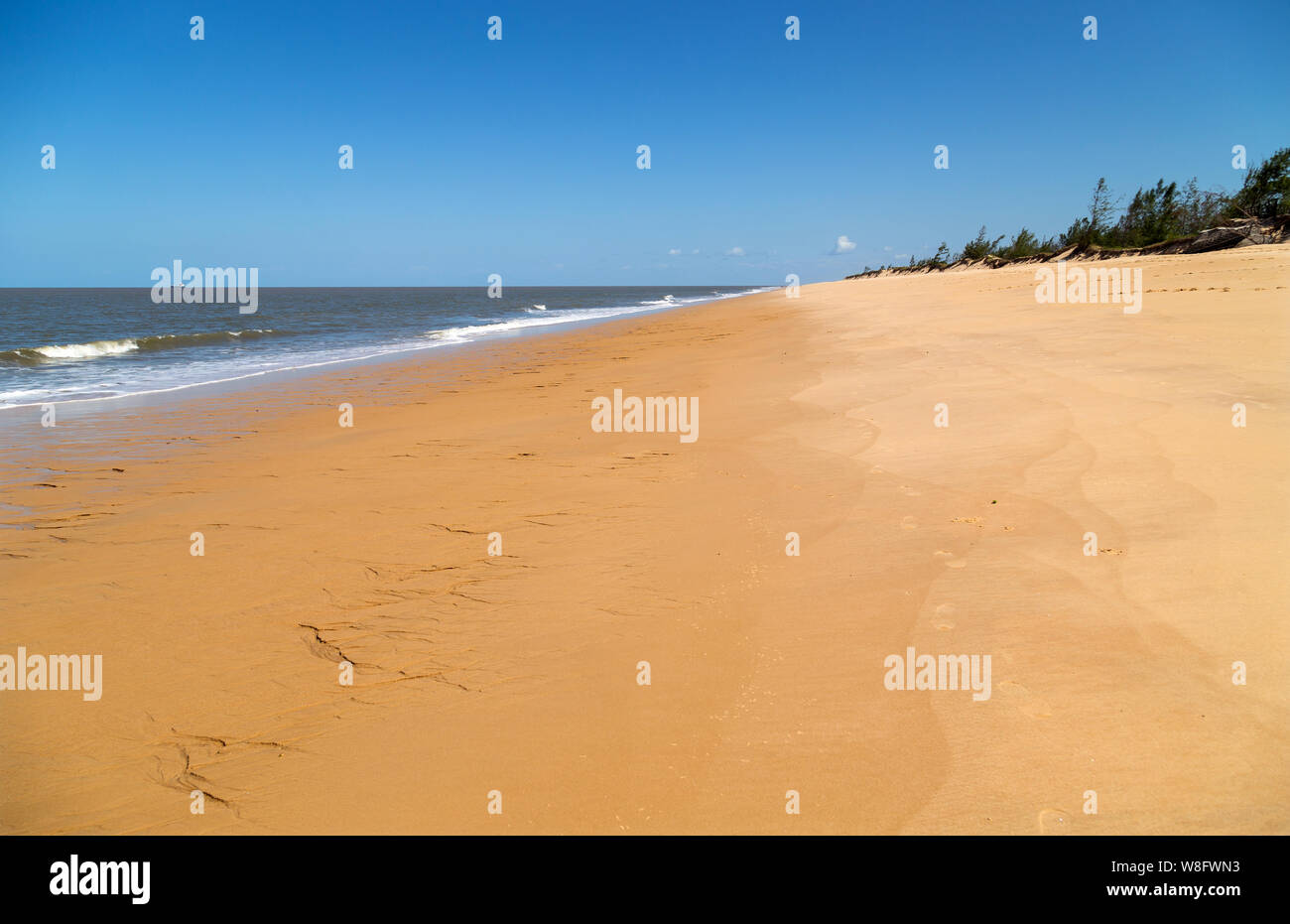 Beautiful tranquil isolated beach clean hi-res stock photography and ...