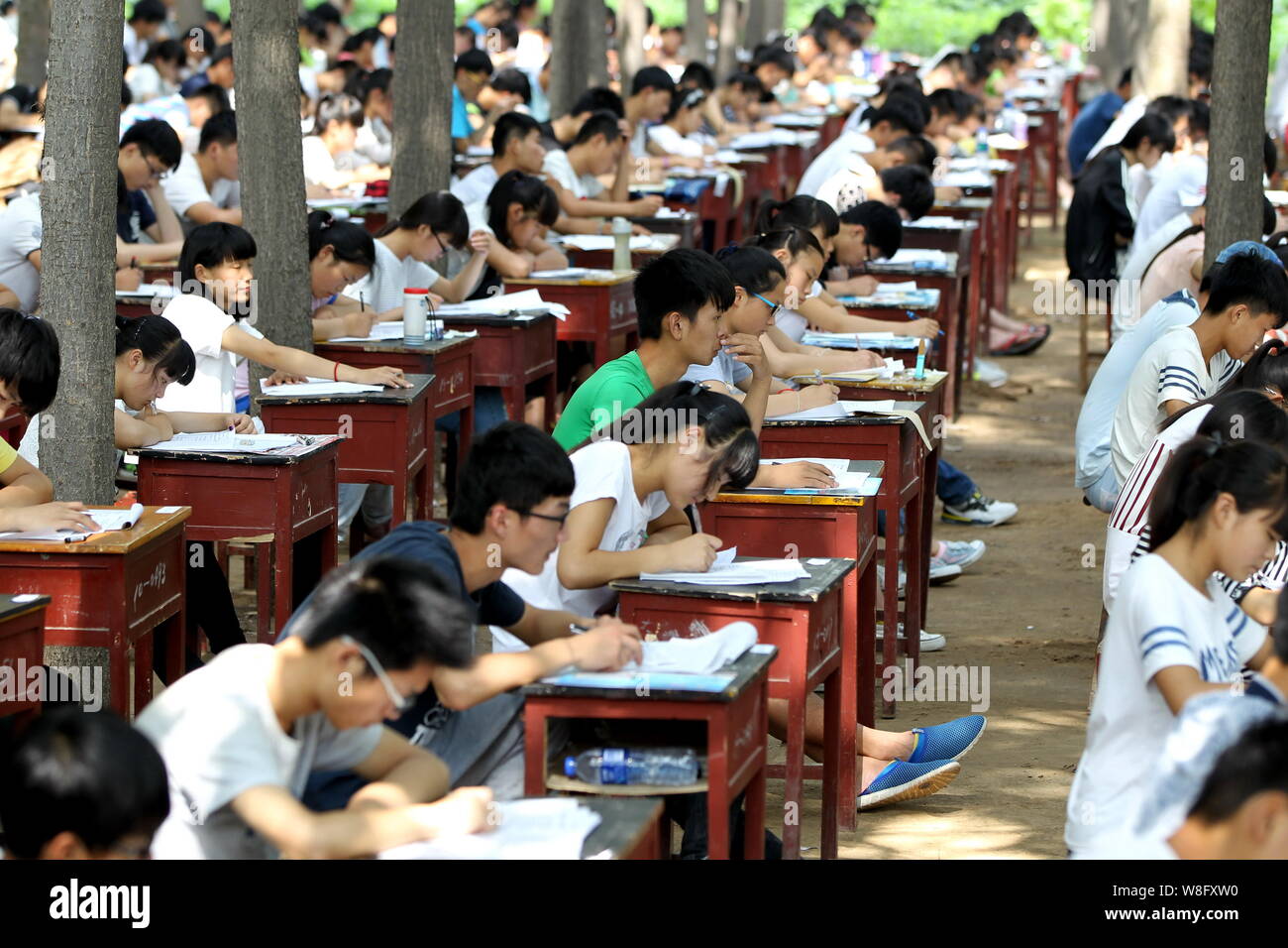 Students of Fengqiu No. 1 Middle School take part in their final exam ...