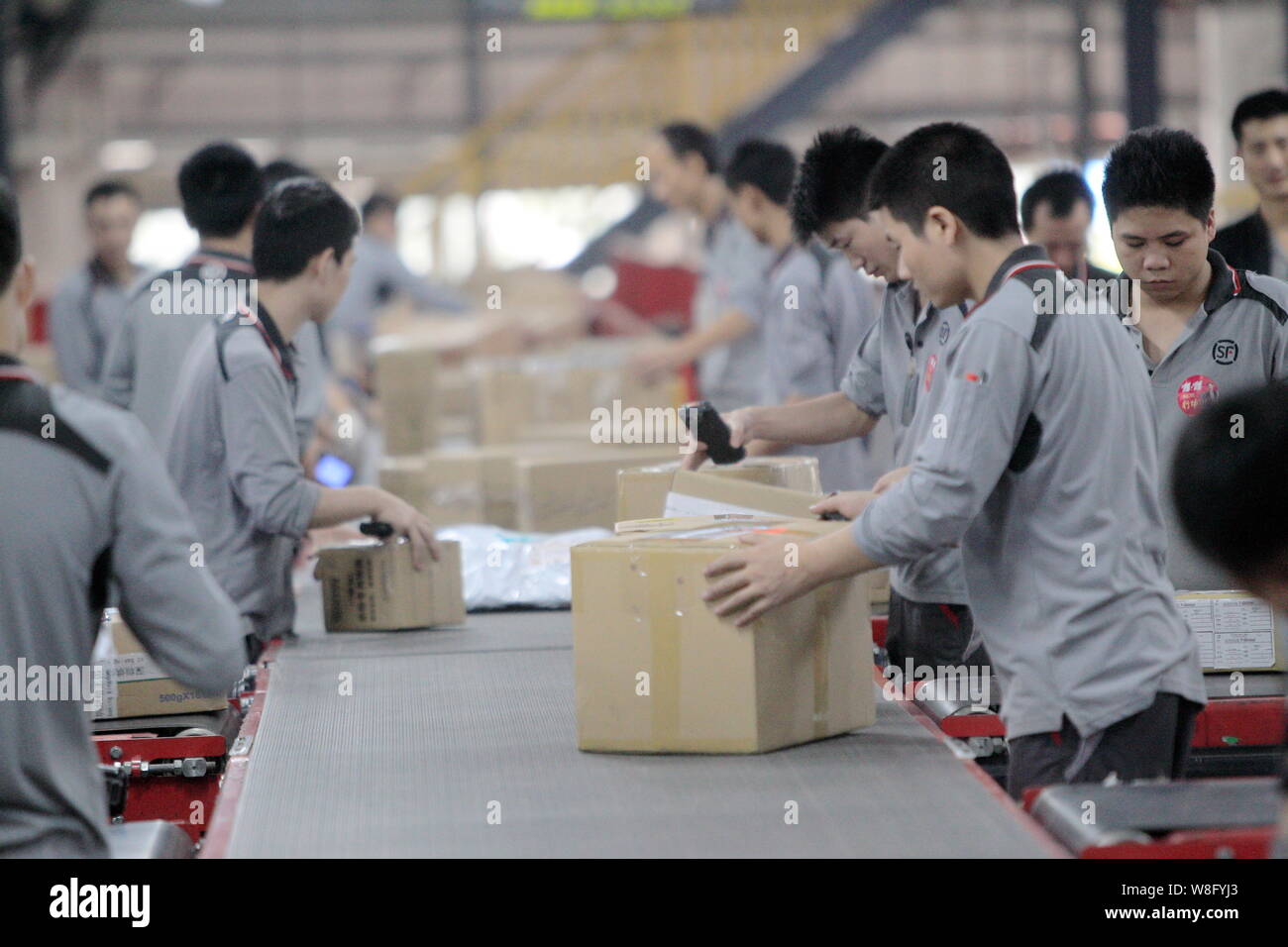 China shenzhen city shopping center hi-res stock photography and images ...