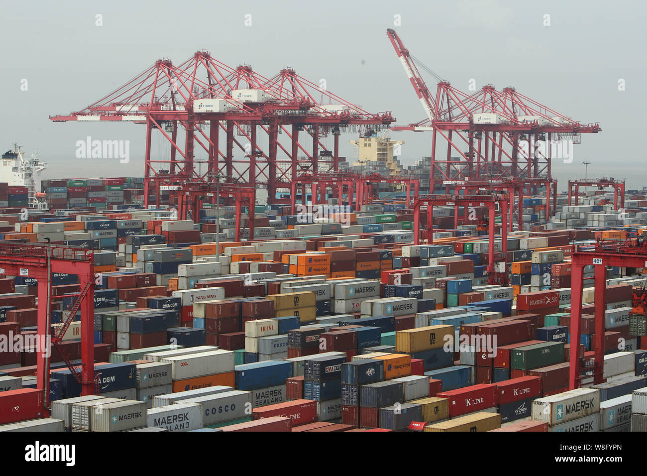 Shanghai yangshan deep water port hi-res stock photography and images ...