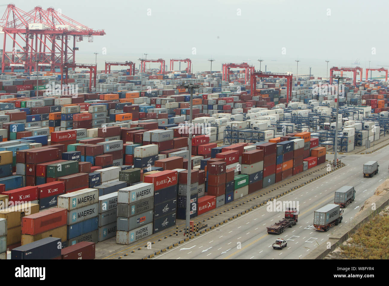 China shipping containers shanghai hi-res stock photography and images ...