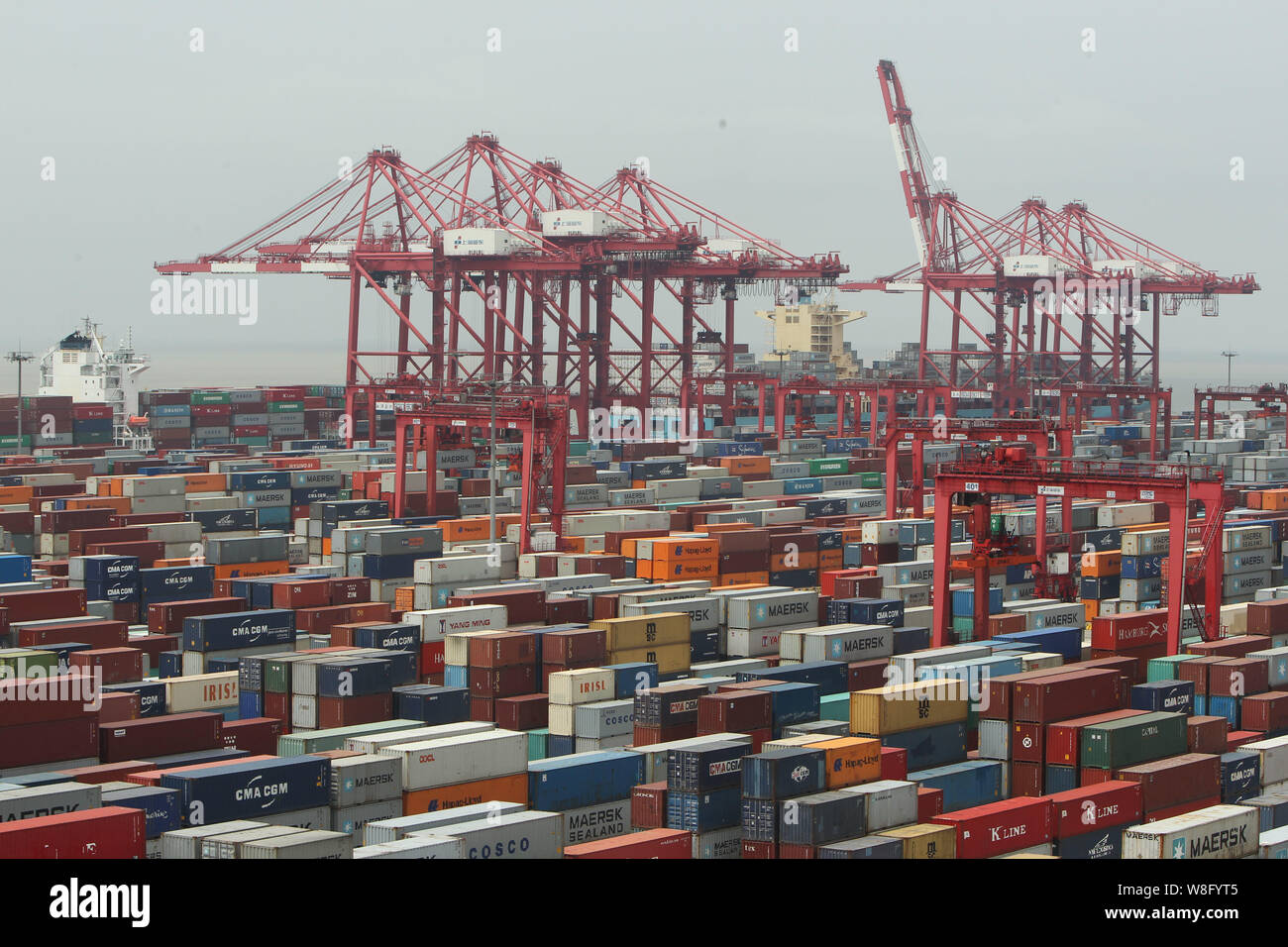 China shipping containers shanghai hi-res stock photography and images ...