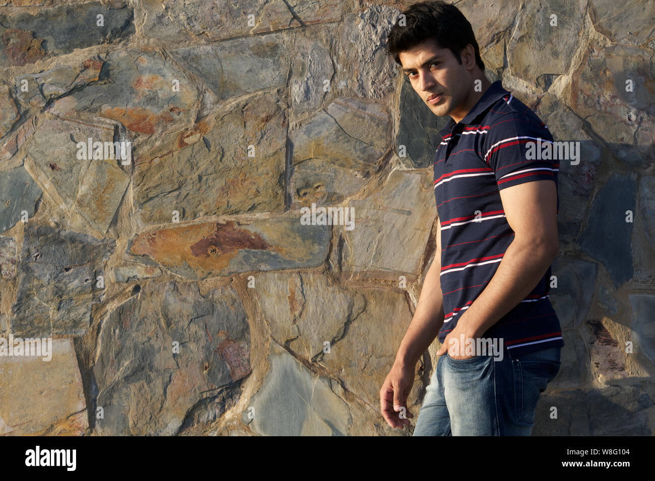Leaning against wall pose hi-res stock photography and images - Alamy