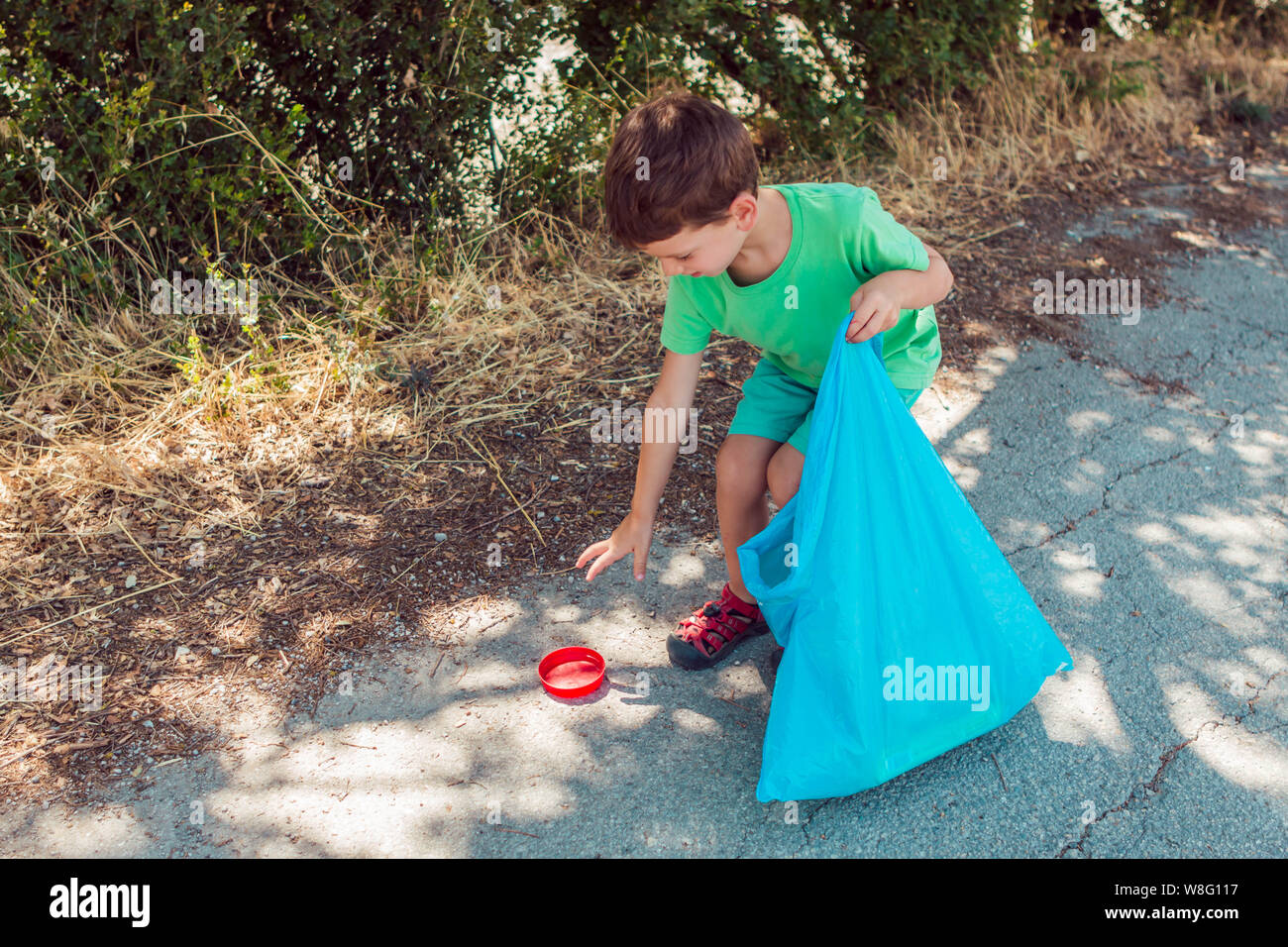Kids clean garbage hi-res stock photography and images - Alamy