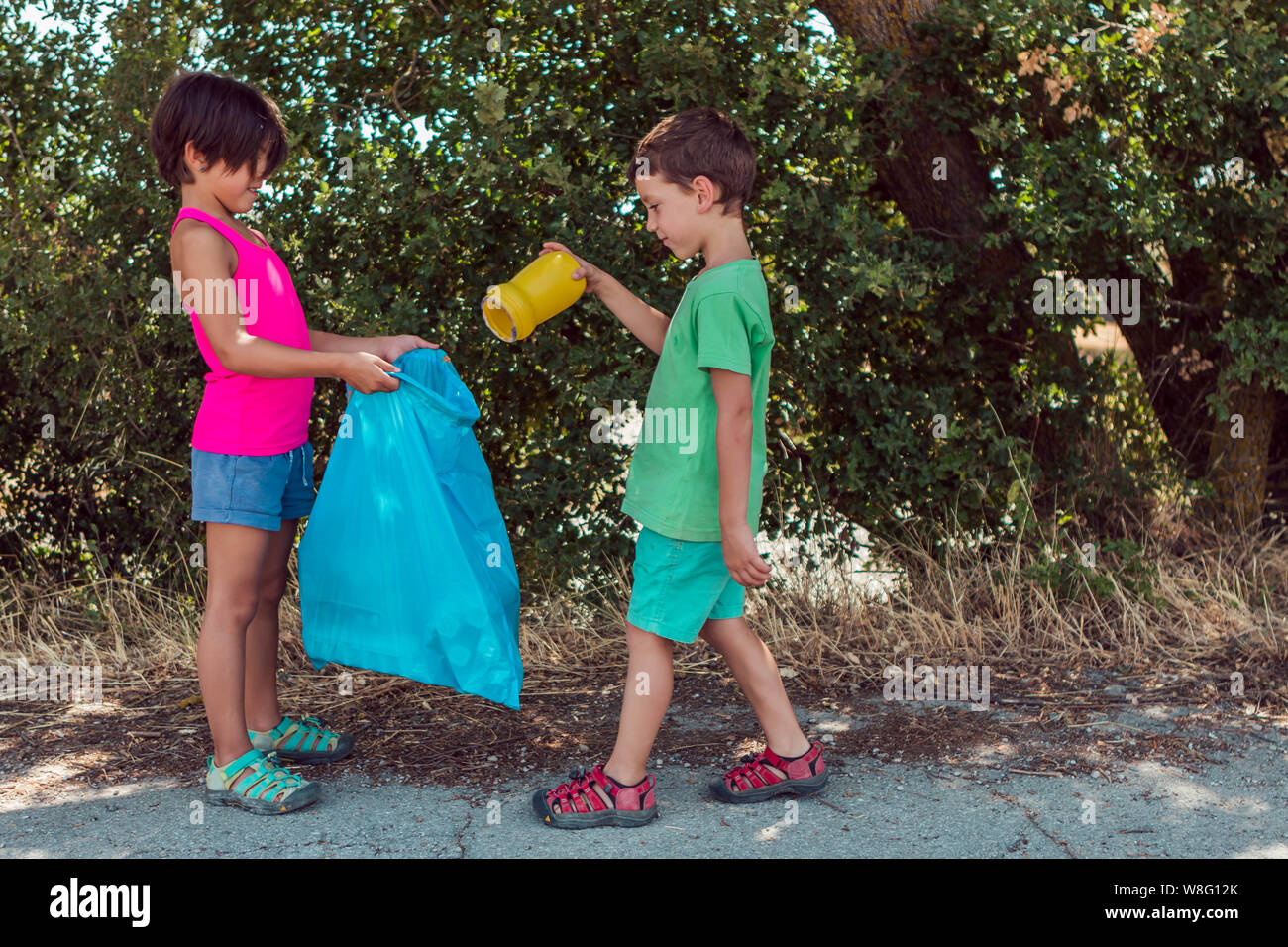 Children collecting litter hi-res stock photography and images - Alamy