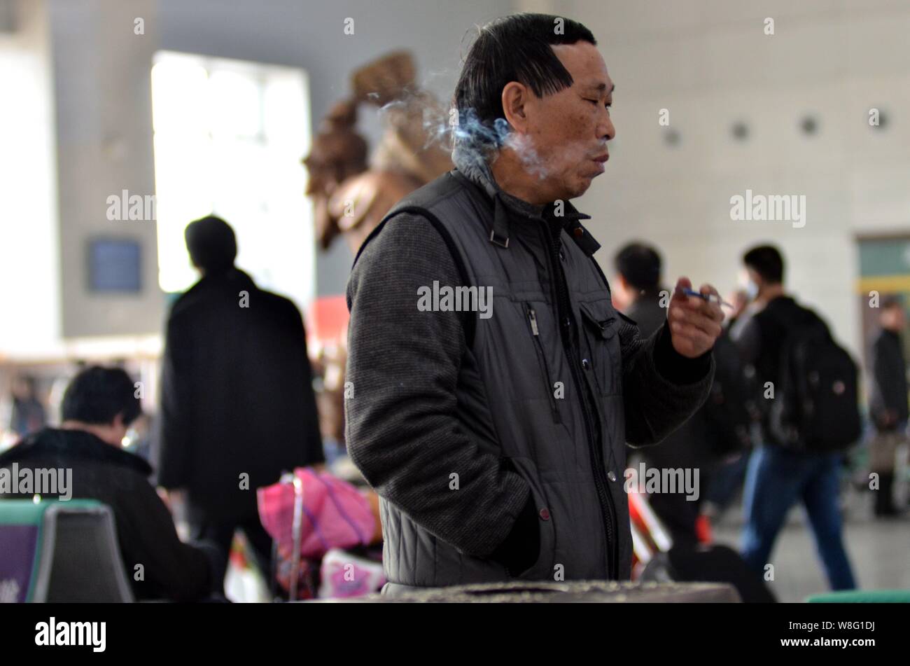 Chinese smokes hi-res stock photography and images - Alamy