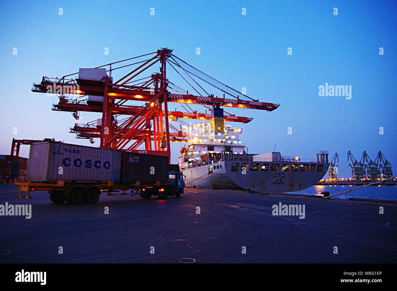Cosco shipping lines hi-res stock photography and images - Alamy