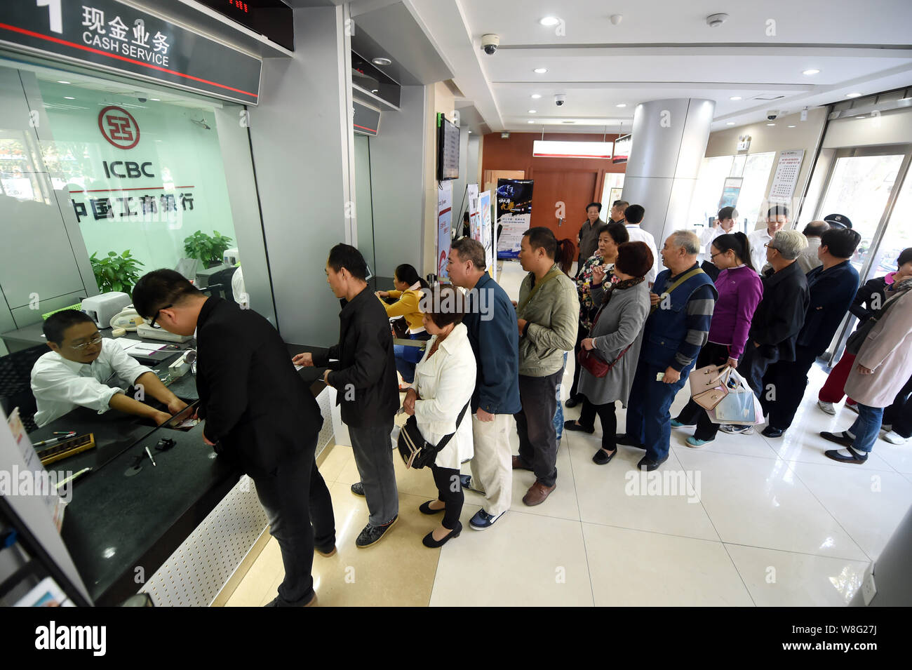 --FILE--Chinese customers queue up to buy commemorative coins at a ...