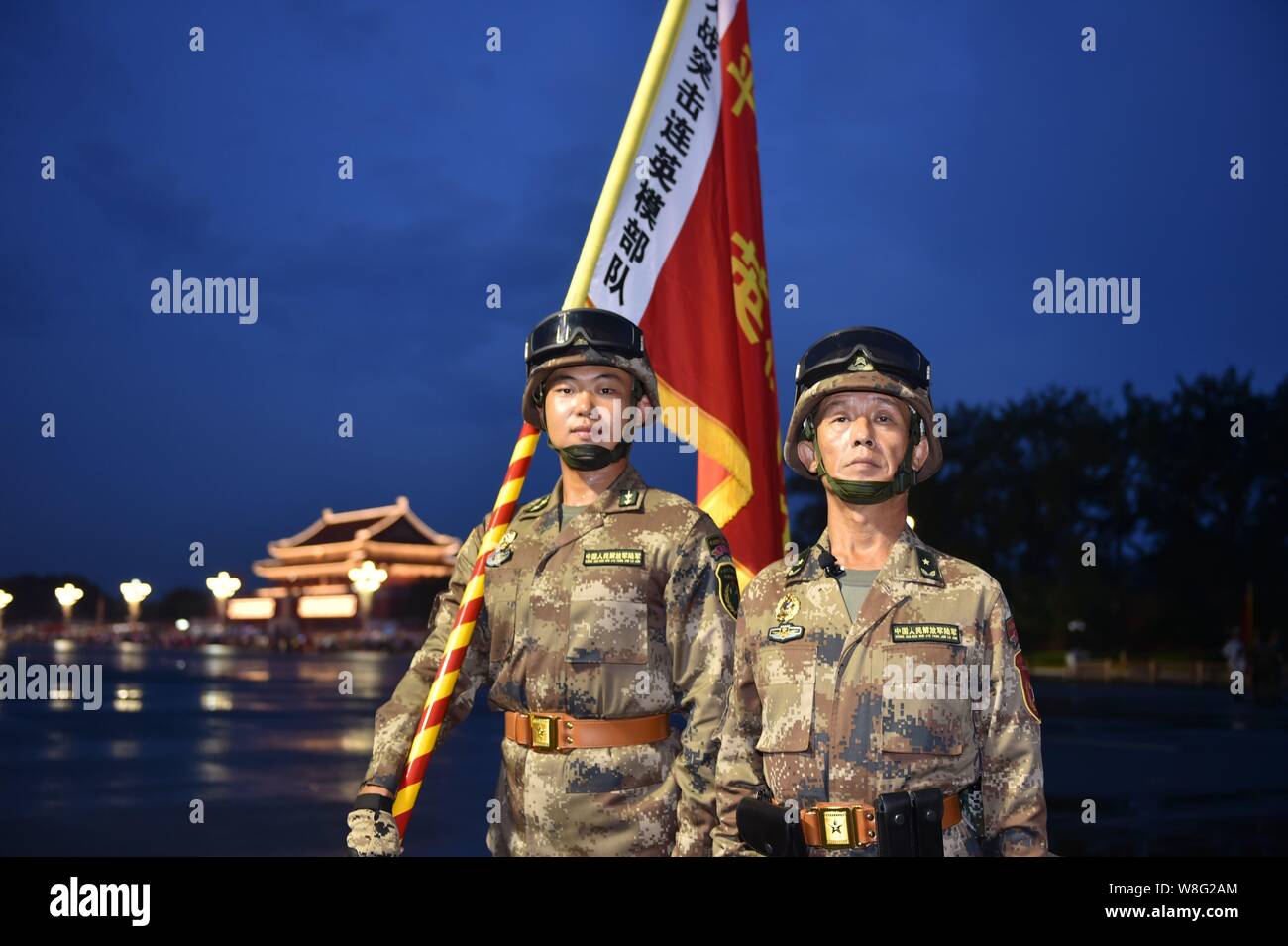 --FILE--A Chinese general and a soldier of the PLA (People's Liberation ...