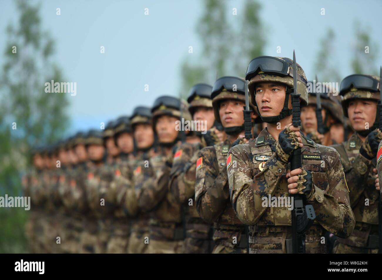 --FILE--Chinese soldiers of the PLA (People's Liberation Army) take ...