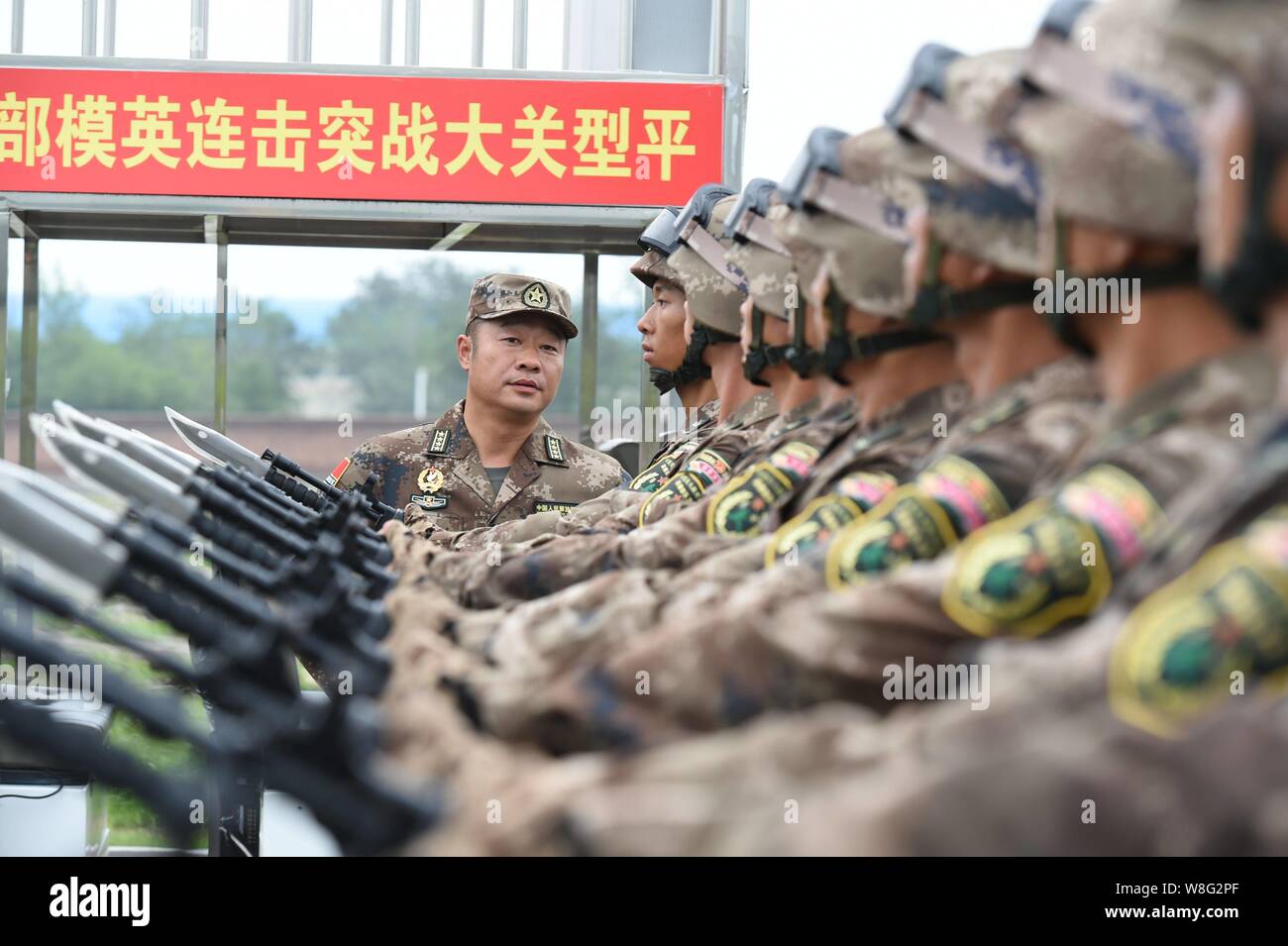 Chinese soldiers parade hi-res stock photography and images - Alamy