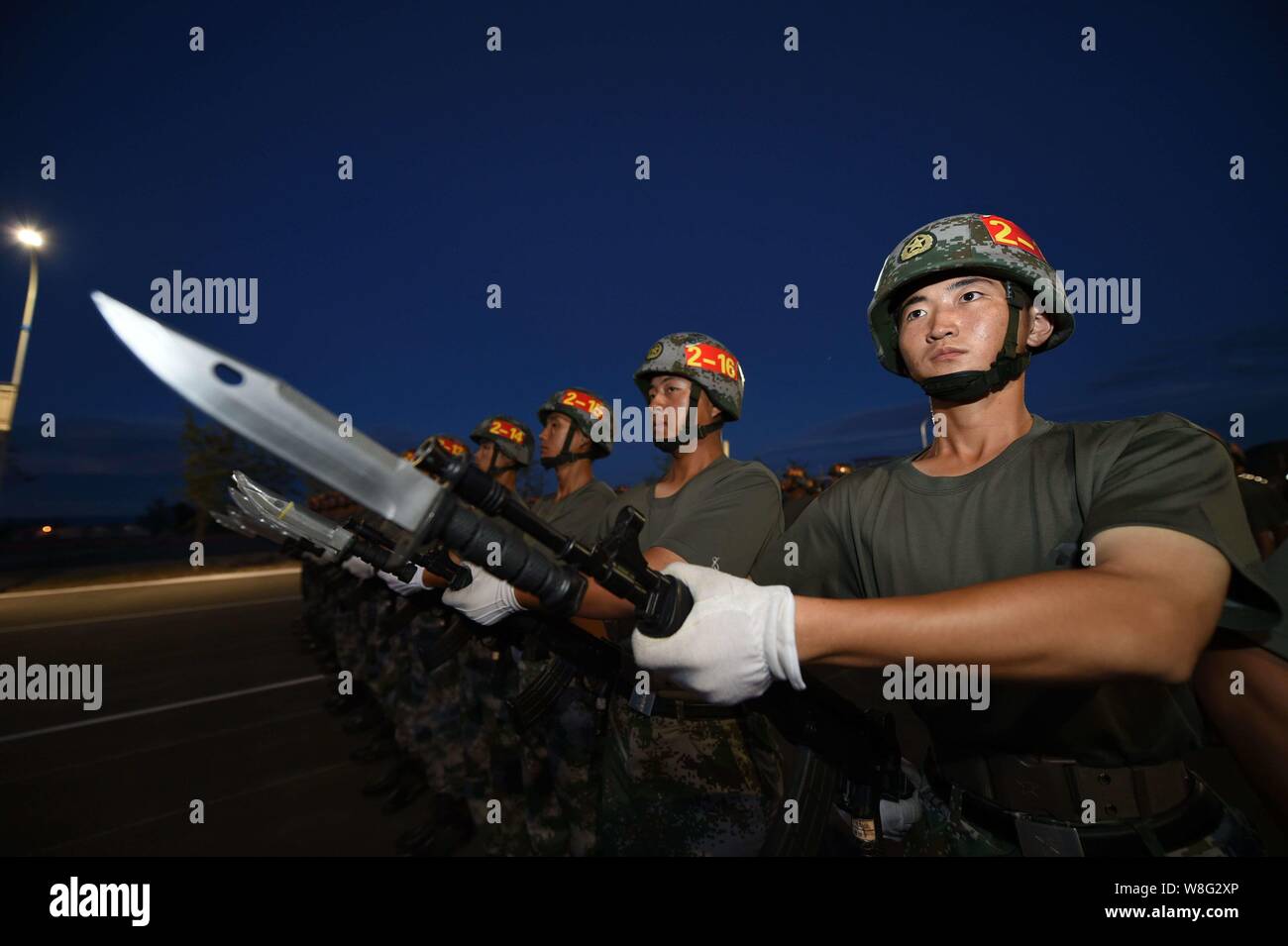 Chinese soldiers parade hi-res stock photography and images - Alamy