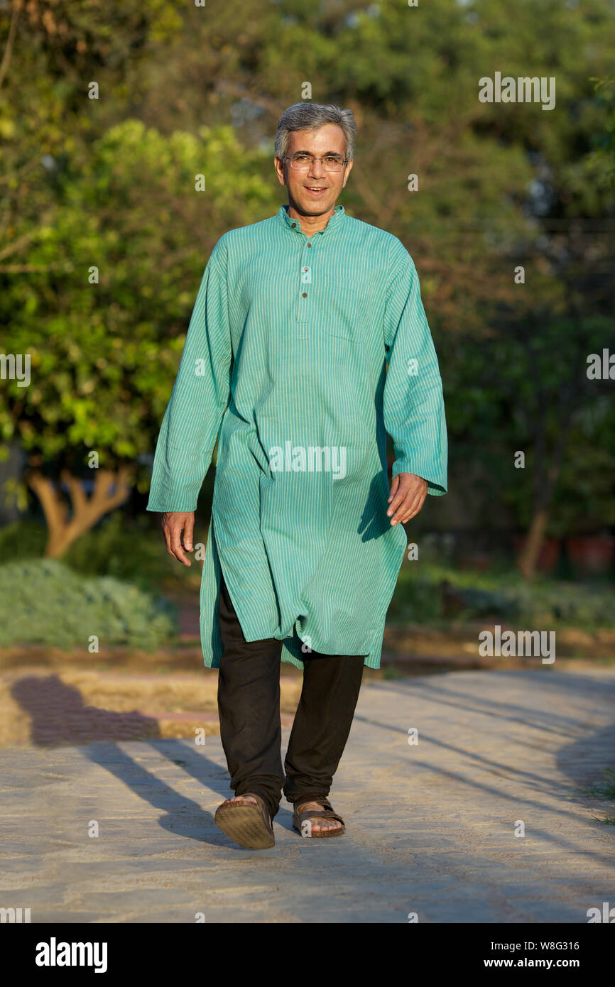 Indian old man ,,walking hi-res stock photography and images - Alamy