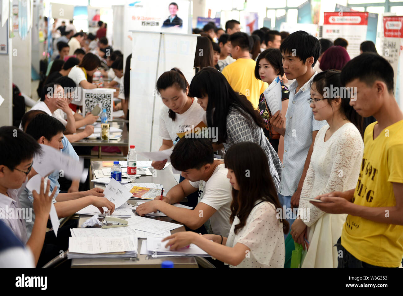 --FILE--Chinese graduates crowd stalls at a job fair in Bozhou city ...