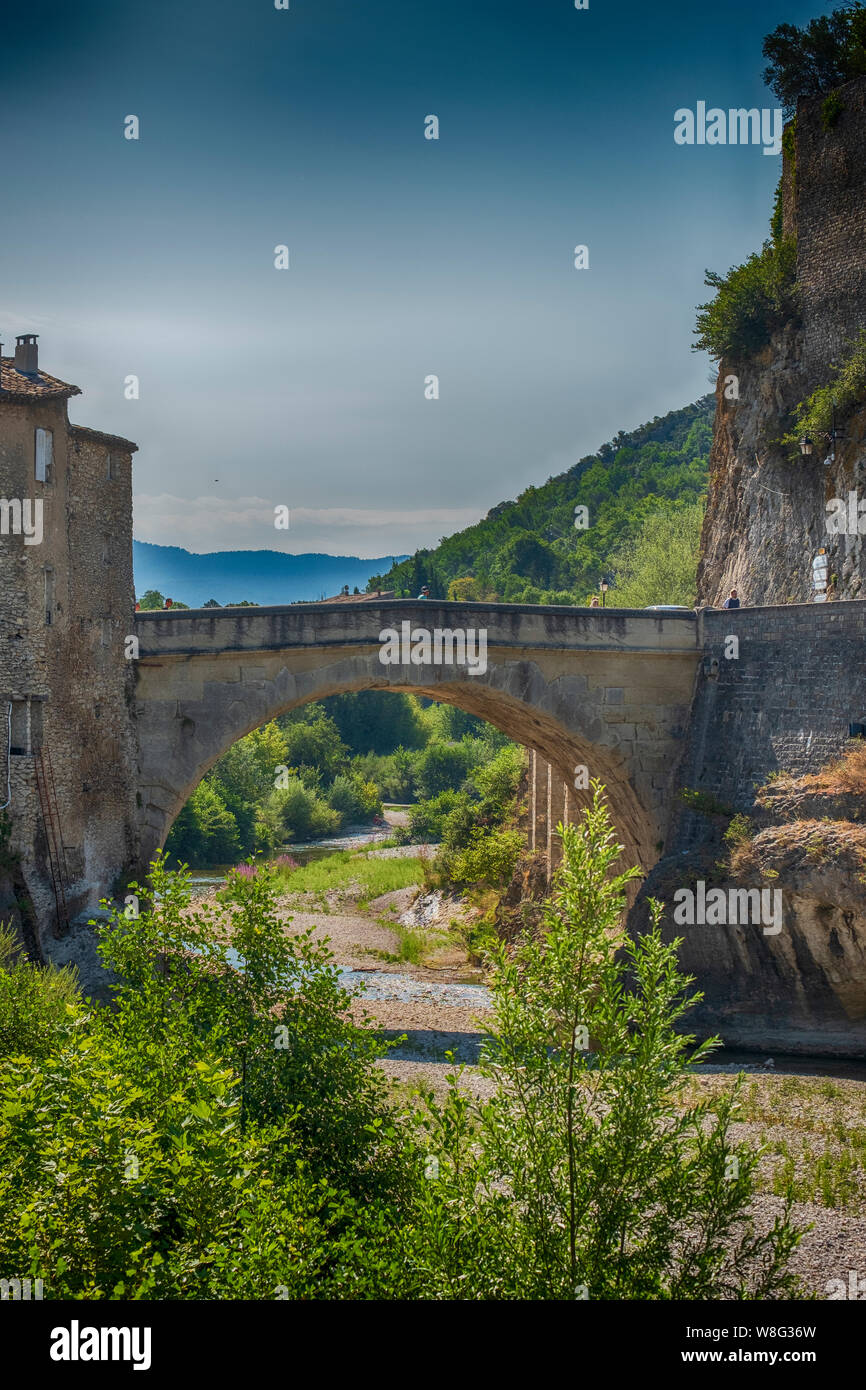 The Roman bridge over river l’Ouveze in summer at Vaison la Romaine in ...