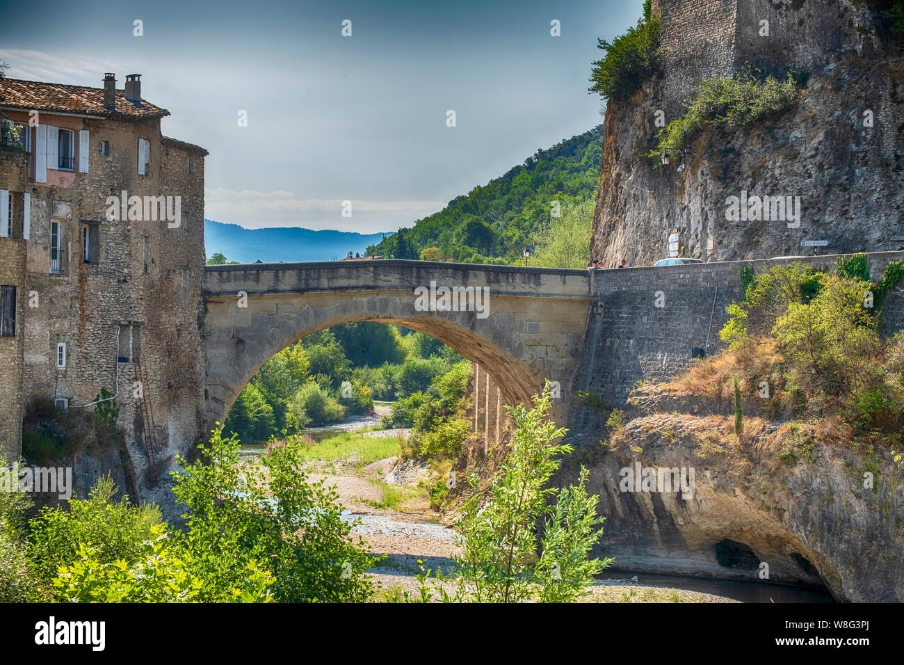 The Roman bridge over river l’Ouveze in summer at Vaison la Romaine in ...