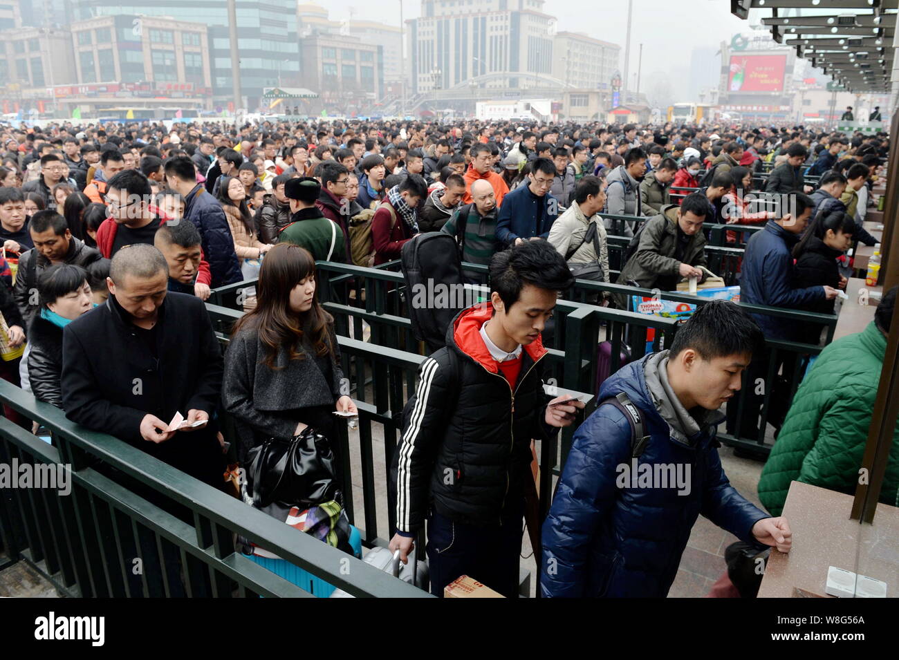 Crowds of Chinese passengers flock into the Beijing Railway Station to ...