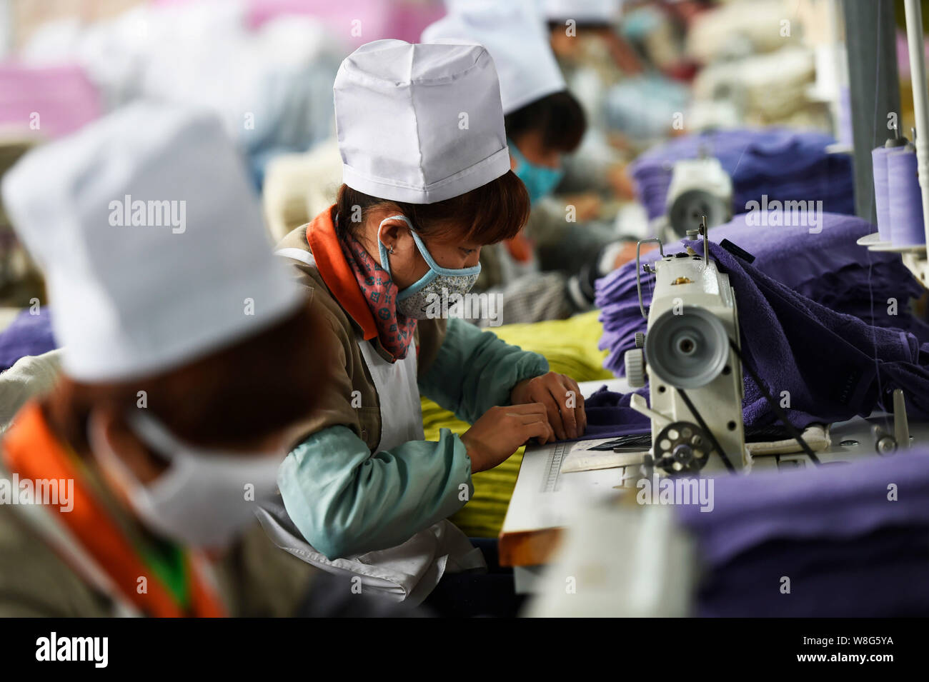 Chinese workers working factory hi-res stock photography and images - Alamy
