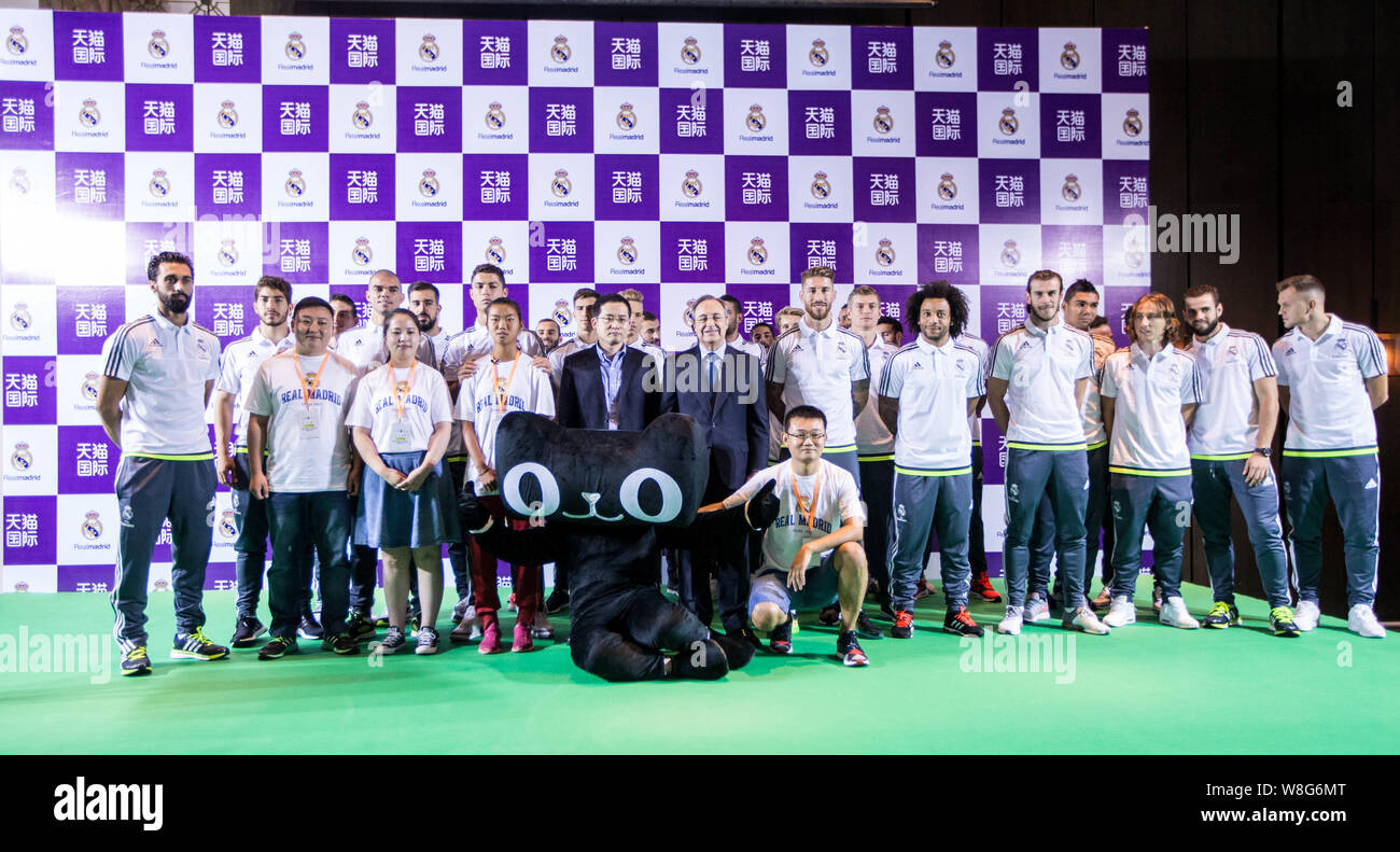 Jeff Zhang Jianfeng, front fifth left, Vice President of Chinese e ...