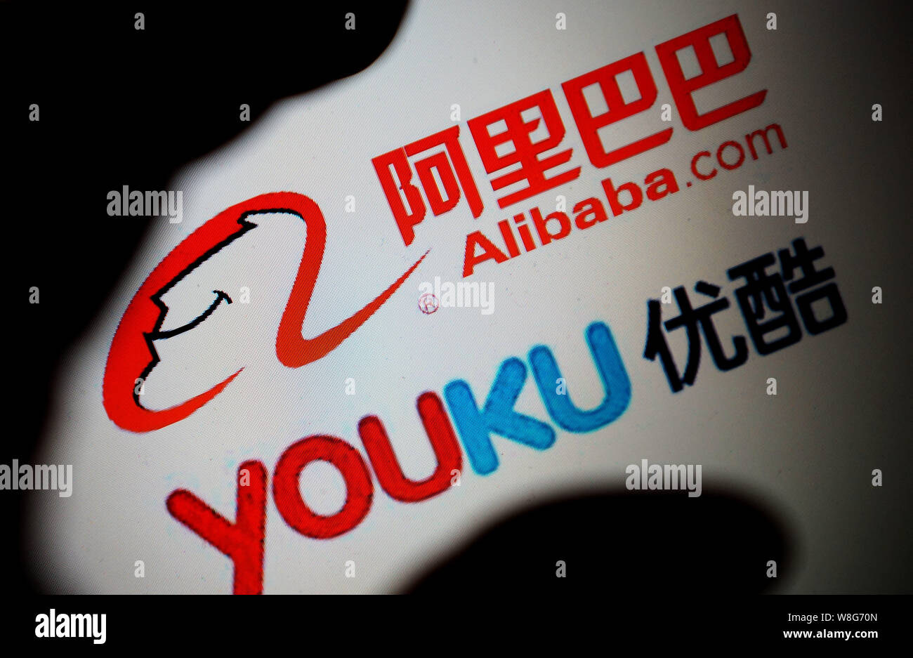 --FILE--A Chinese netizen looks at logos of Alibaba.com and online ...