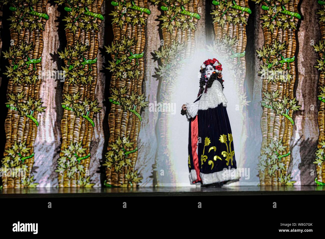 Musical boxes hi-res stock photography and images - Alamy