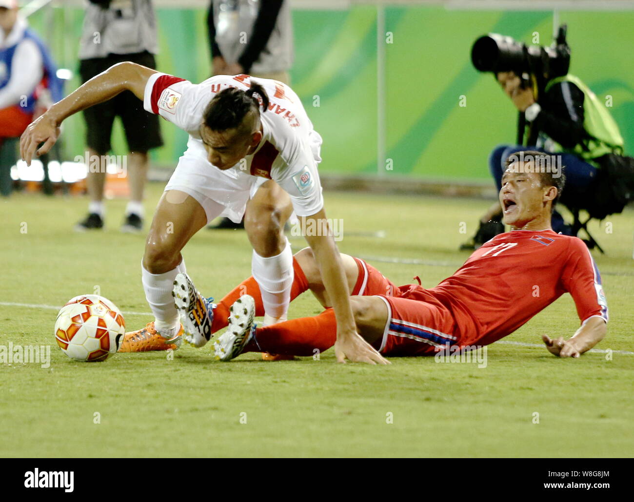 Zhang Chengdong of China, left, challenges So Hyon-uk of North Korea ...