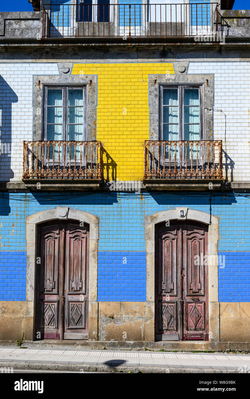 Row houses spain hi-res stock photography and images - Alamy