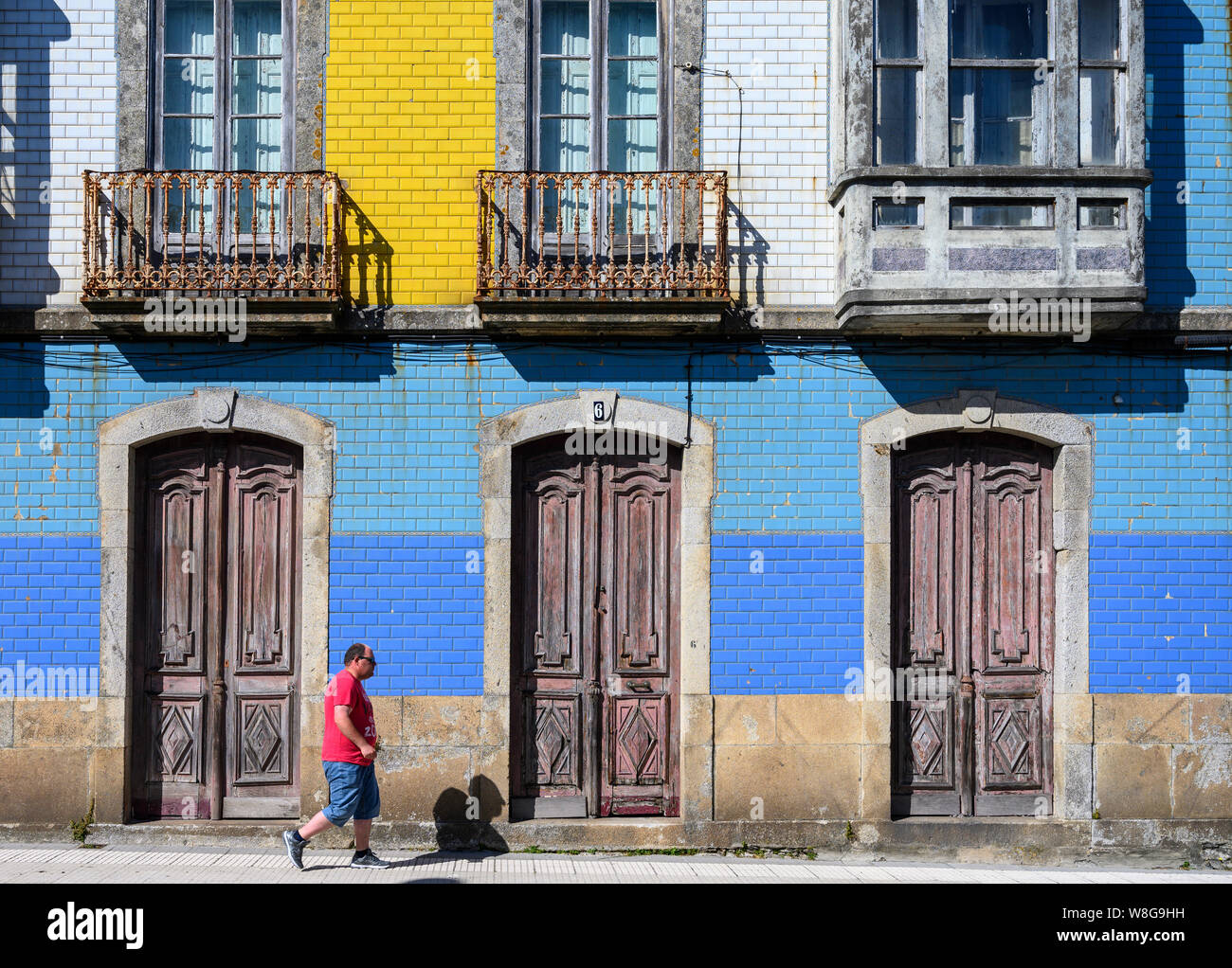 Row houses spain hi-res stock photography and images - Alamy