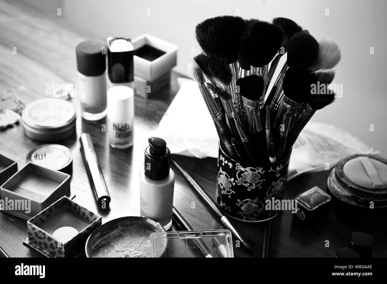 Applying eyeshadow Black and White Stock Photos & Images - Alamy