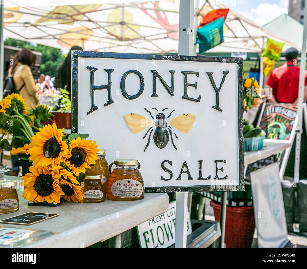 Honey for sale sign hi-res stock photography and images - Alamy