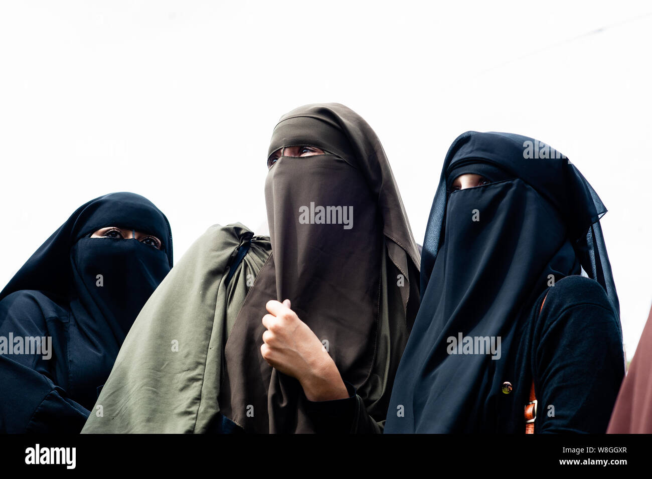 Women wearing burqas hi-res stock photography and images - Alamy