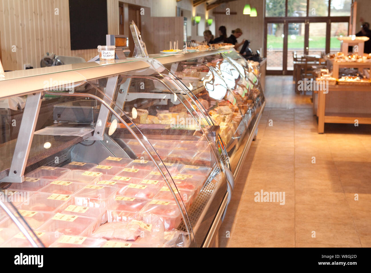 Butchers counter chicken hi-res stock photography and images - Alamy