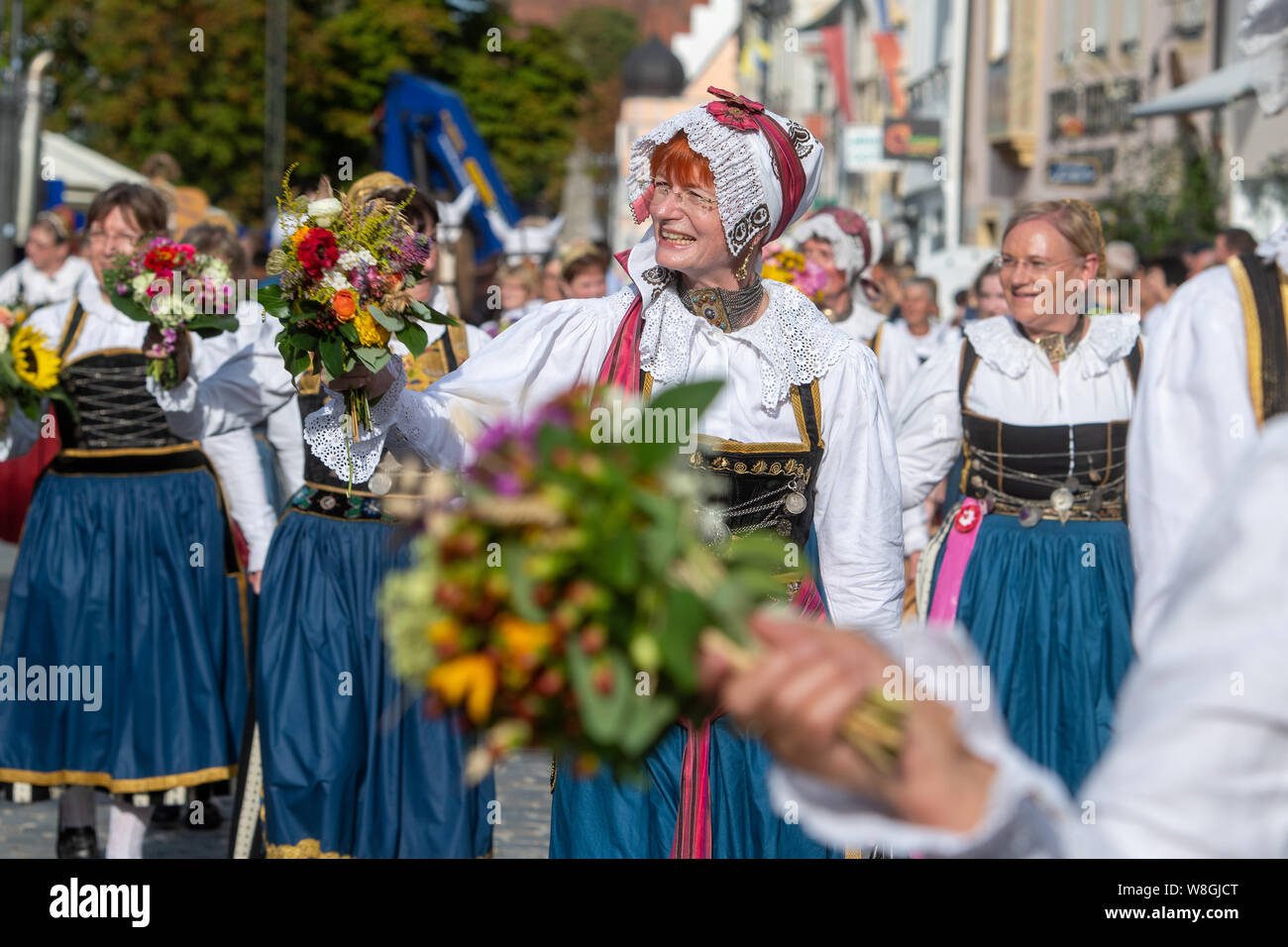 Straubing, Germany. 25th July, 2019. Participants of the traditional ...