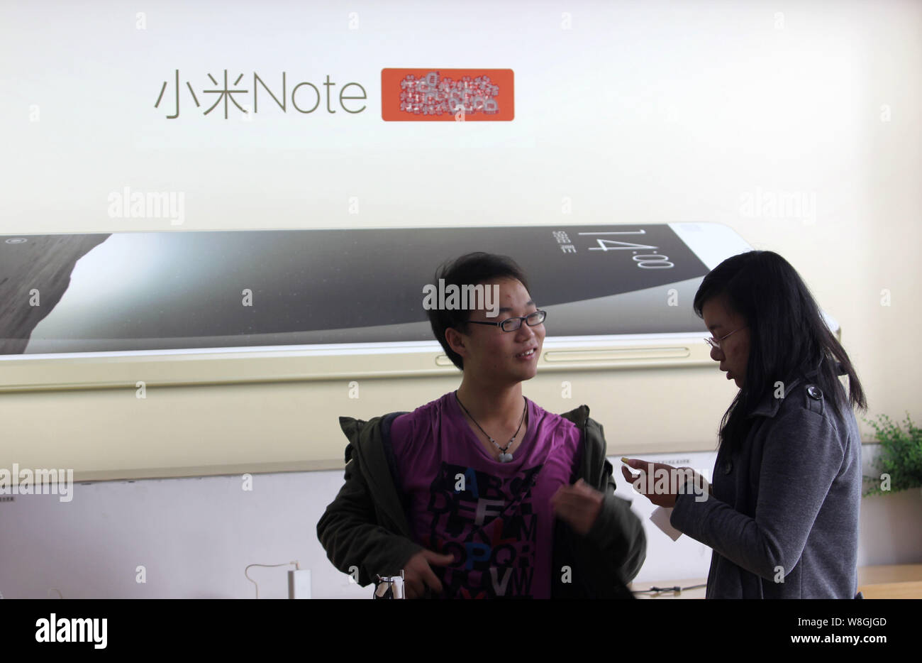 --FILE--Customers shop at a flagship store of Chinese smartphone maker ...