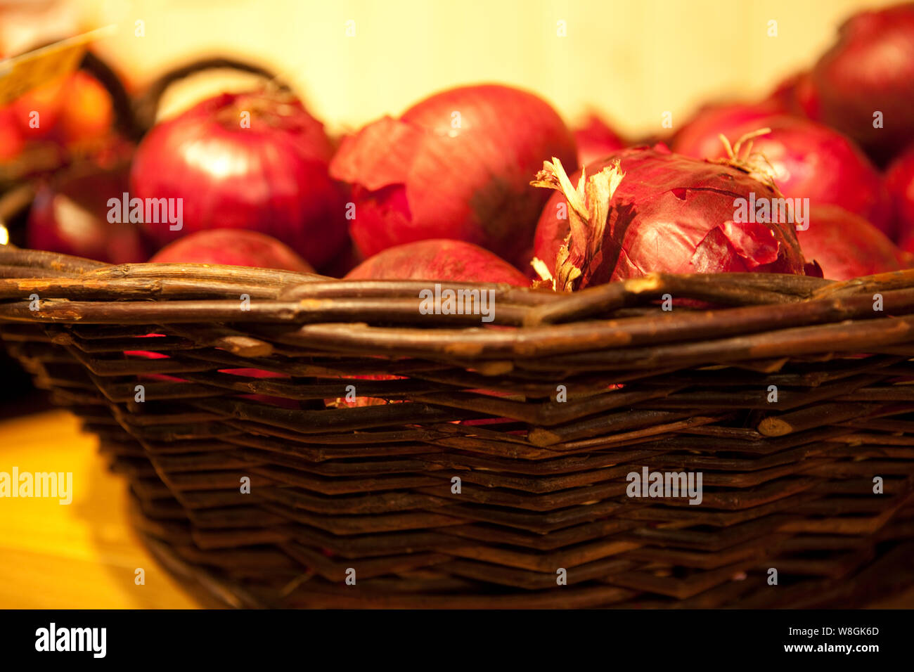 Baskets of red onions hi-res stock photography and images - Alamy