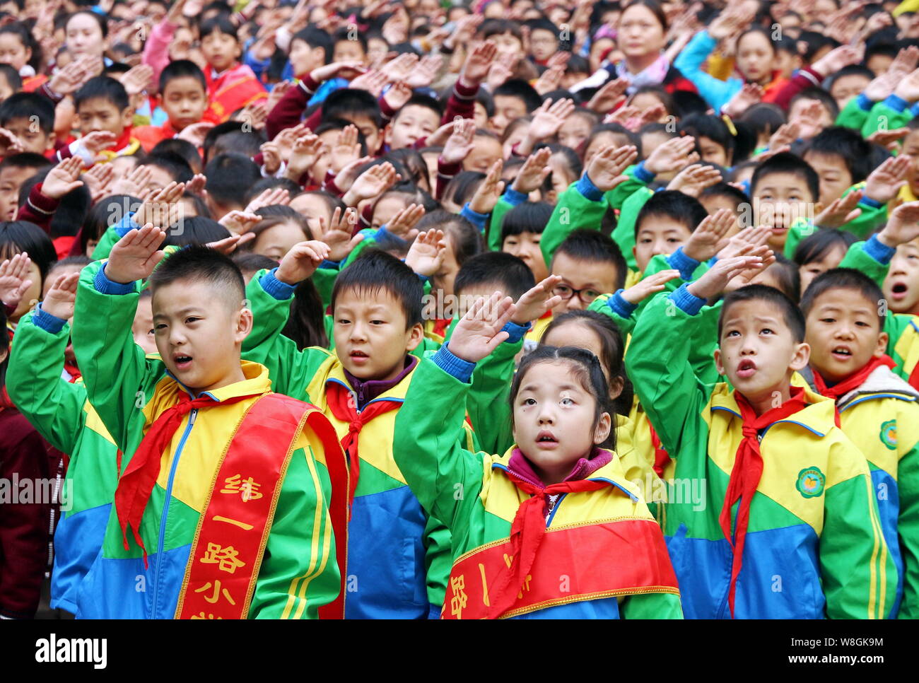 --FILE--Young Chinese students of the Chinese Young Pioneers salute and ...