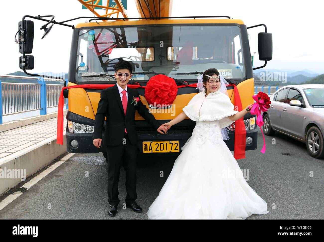 Bride pose hi-res stock photography and images - Alamy